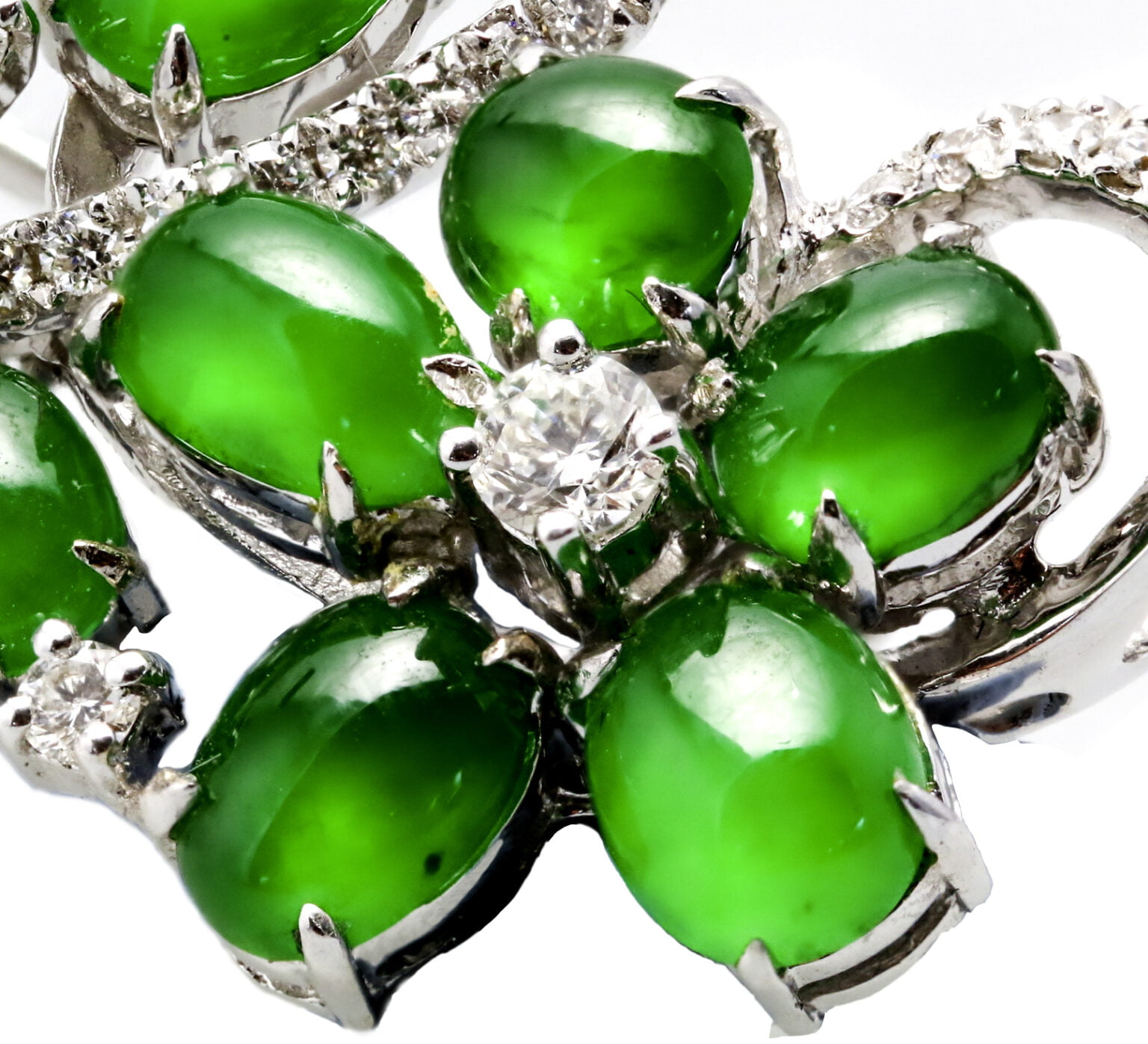 Jade brooch close - The Gem Museum